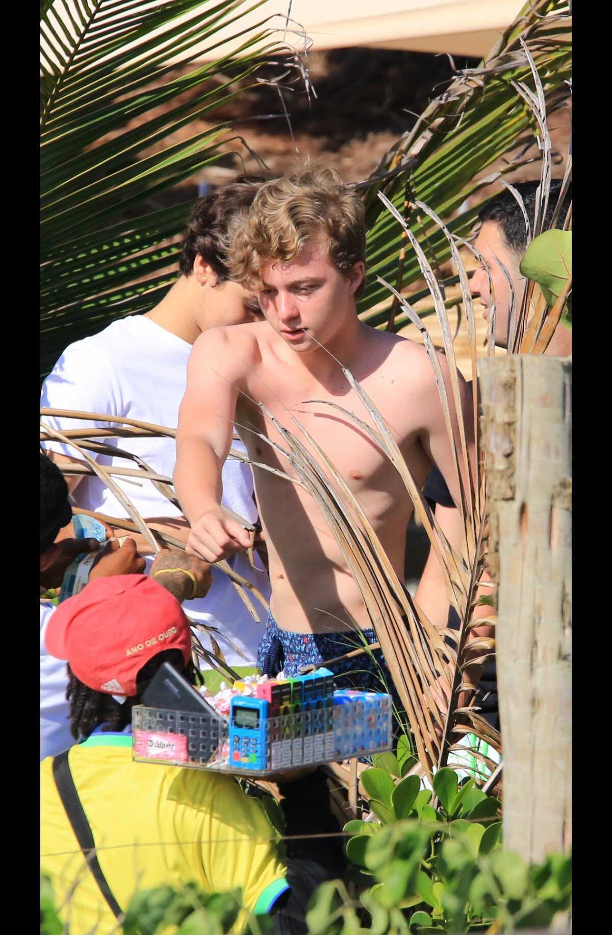 Foto: Benício Huck tirou a camisa por conta do forte calor que faz no ... Foto: Benício Huck tirou a camisa por conta do forte calor que faz no ...