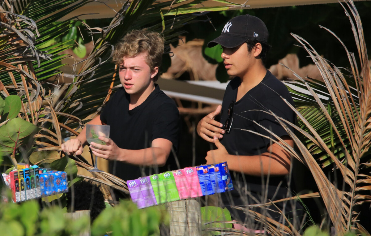 Foto: Benício Huck aproveitou o dia no quiosque de uma praia no Rio de ...