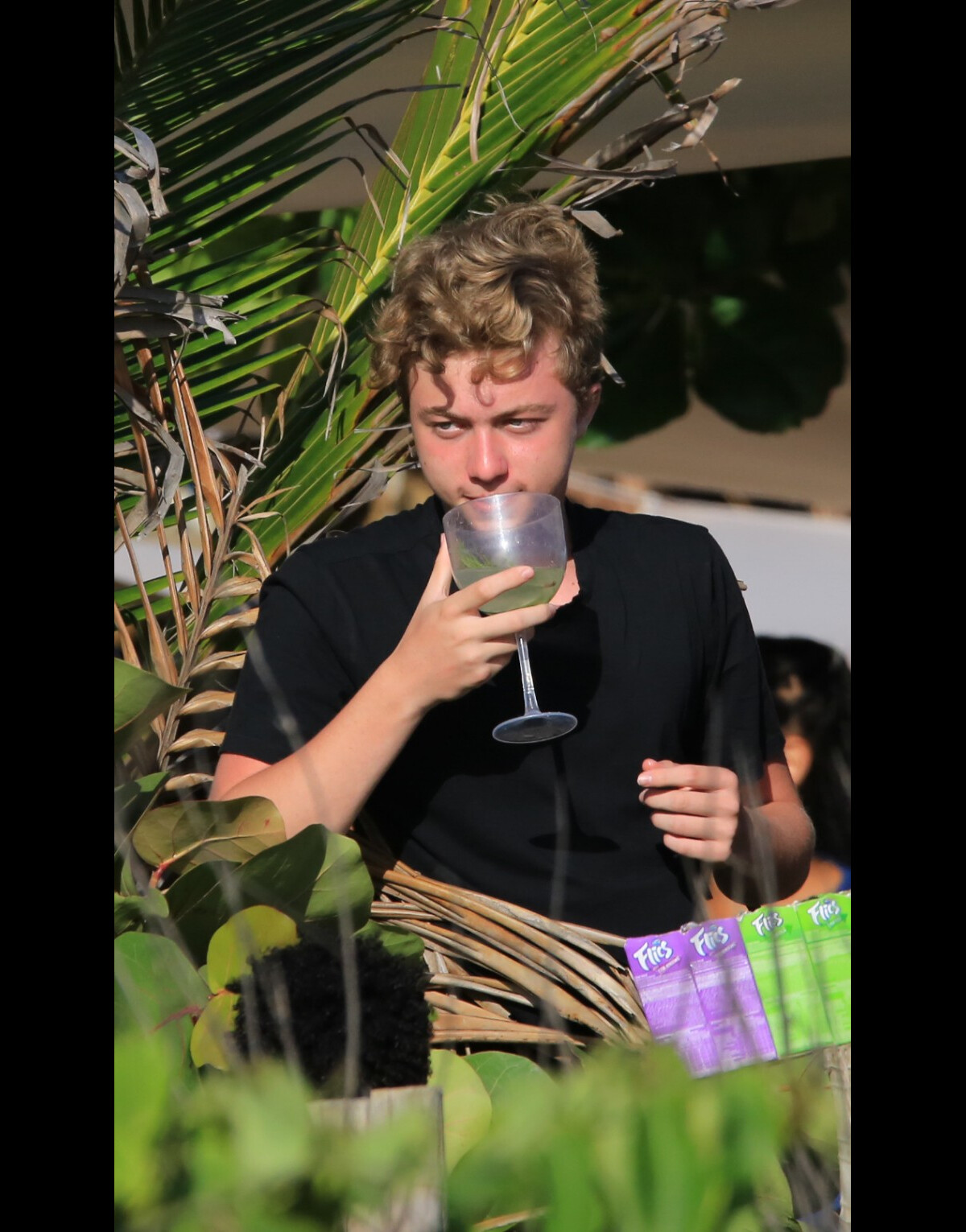 Foto: Filho de Angélica e Luciano Huck se refrescou com um drink ...