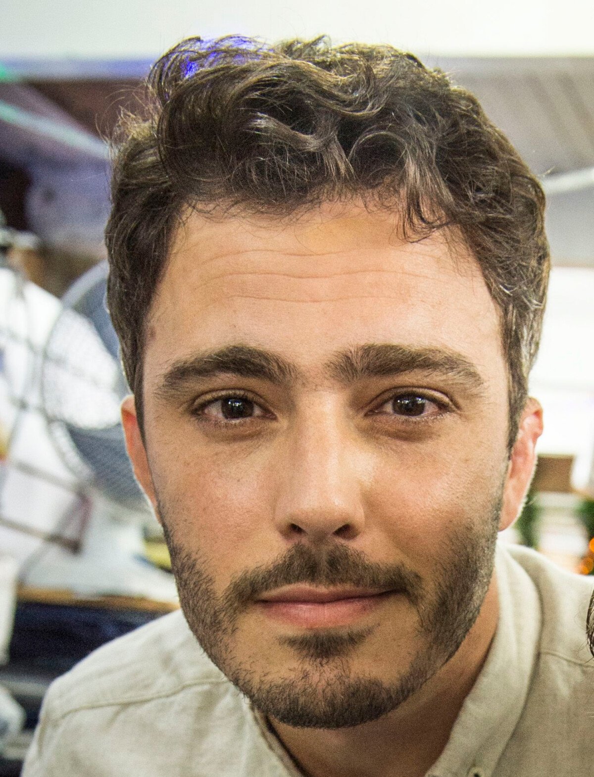 Foto: Thiago Rodrigues foi vítima de uma queda forte após sentar em uma barraca de feira ...