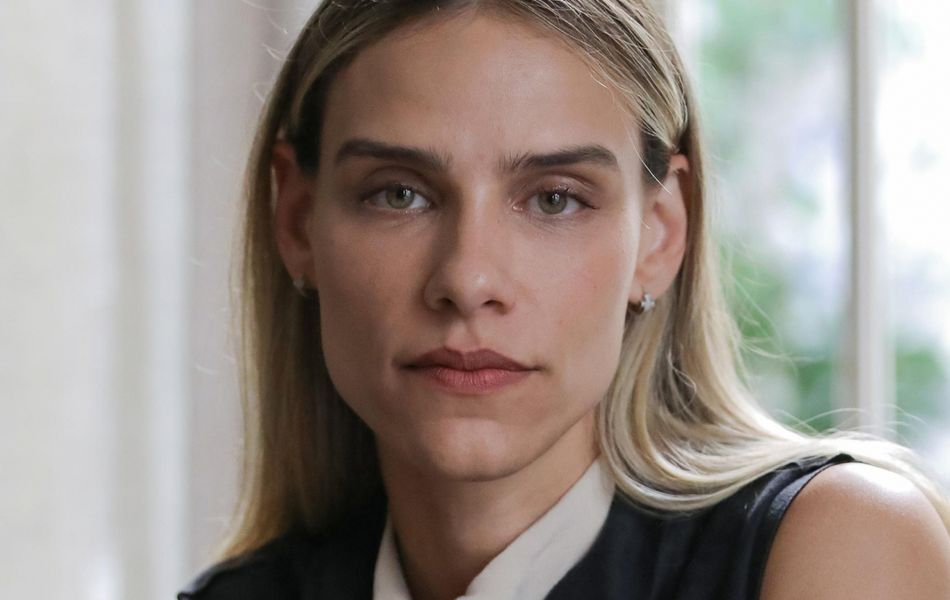 'É trans?' Sara da novela 'Travessia', Isabelle Nassar se posiciona ...