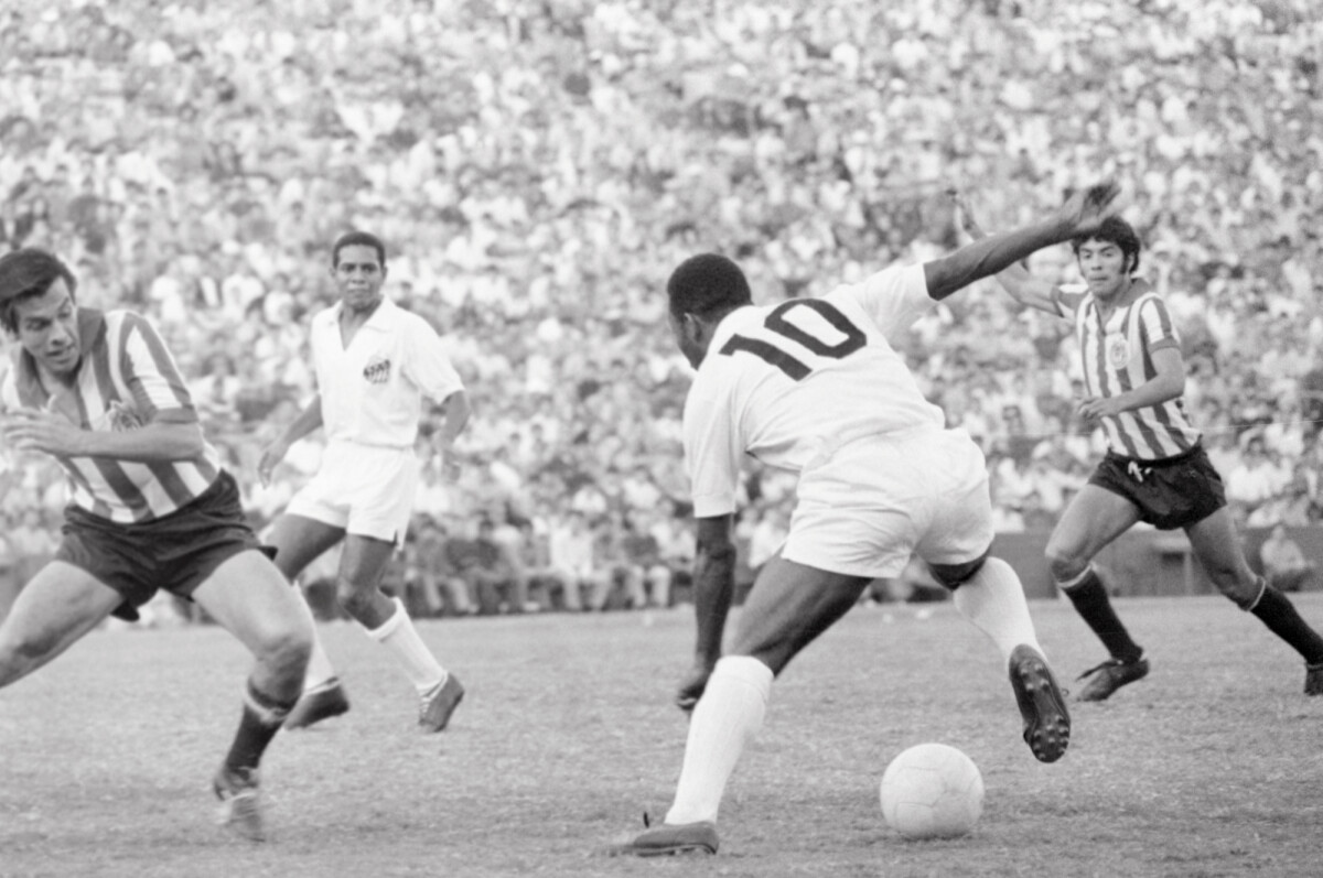 Foto: Pelé em jogo com a camisa 10: seu talento trouxe notoriedade e ...