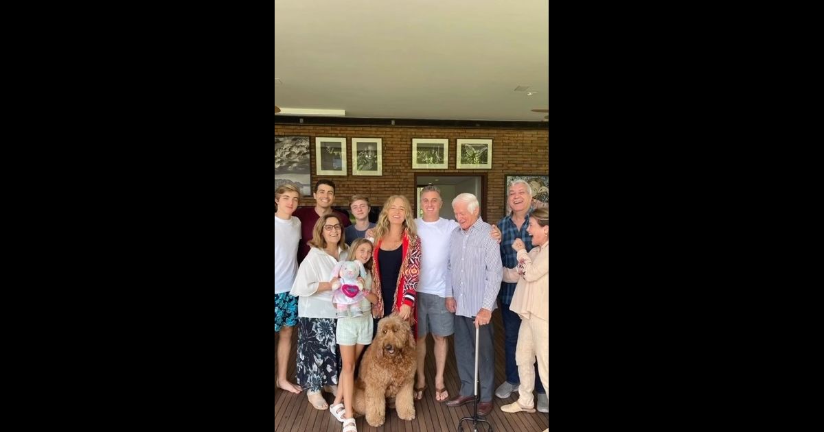 Angélica e Luciano Huck com os filhos em foto de família - Purepeople