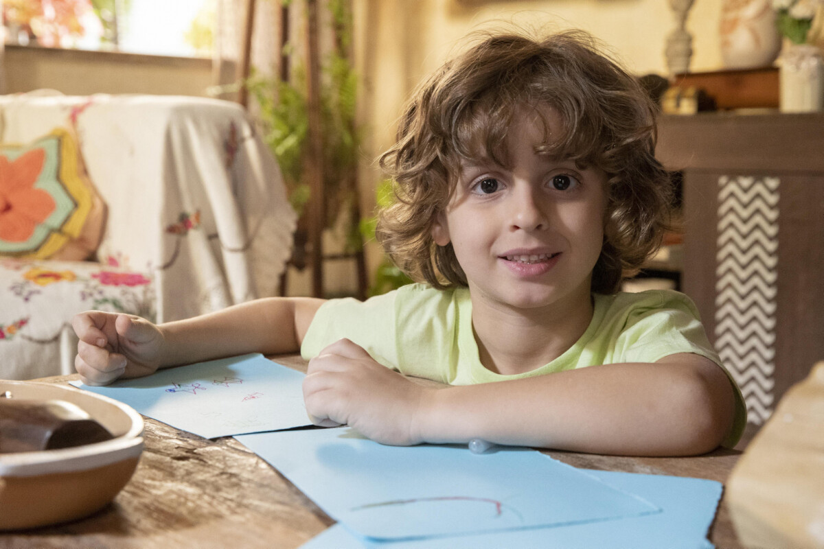 Foto: Ari (Chay Suede) e Brisa (Lucy Alves) são pais de Tonho (Vicente ...