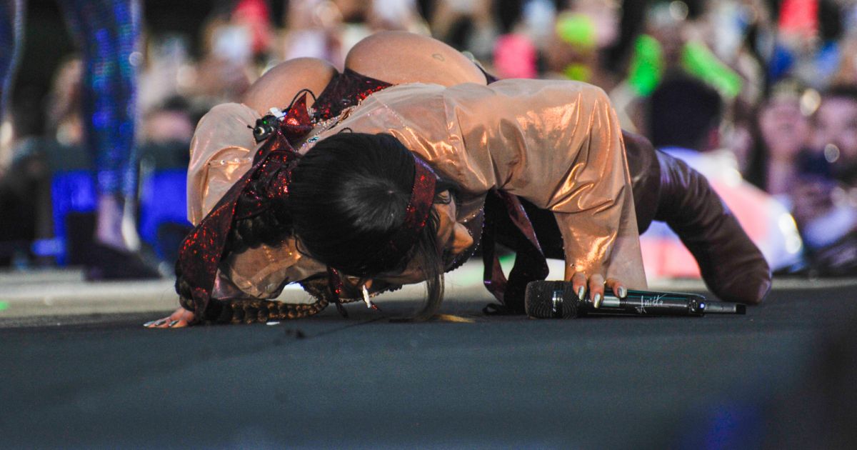 Anitta dançando 'Envolver', em SP - Purepeople