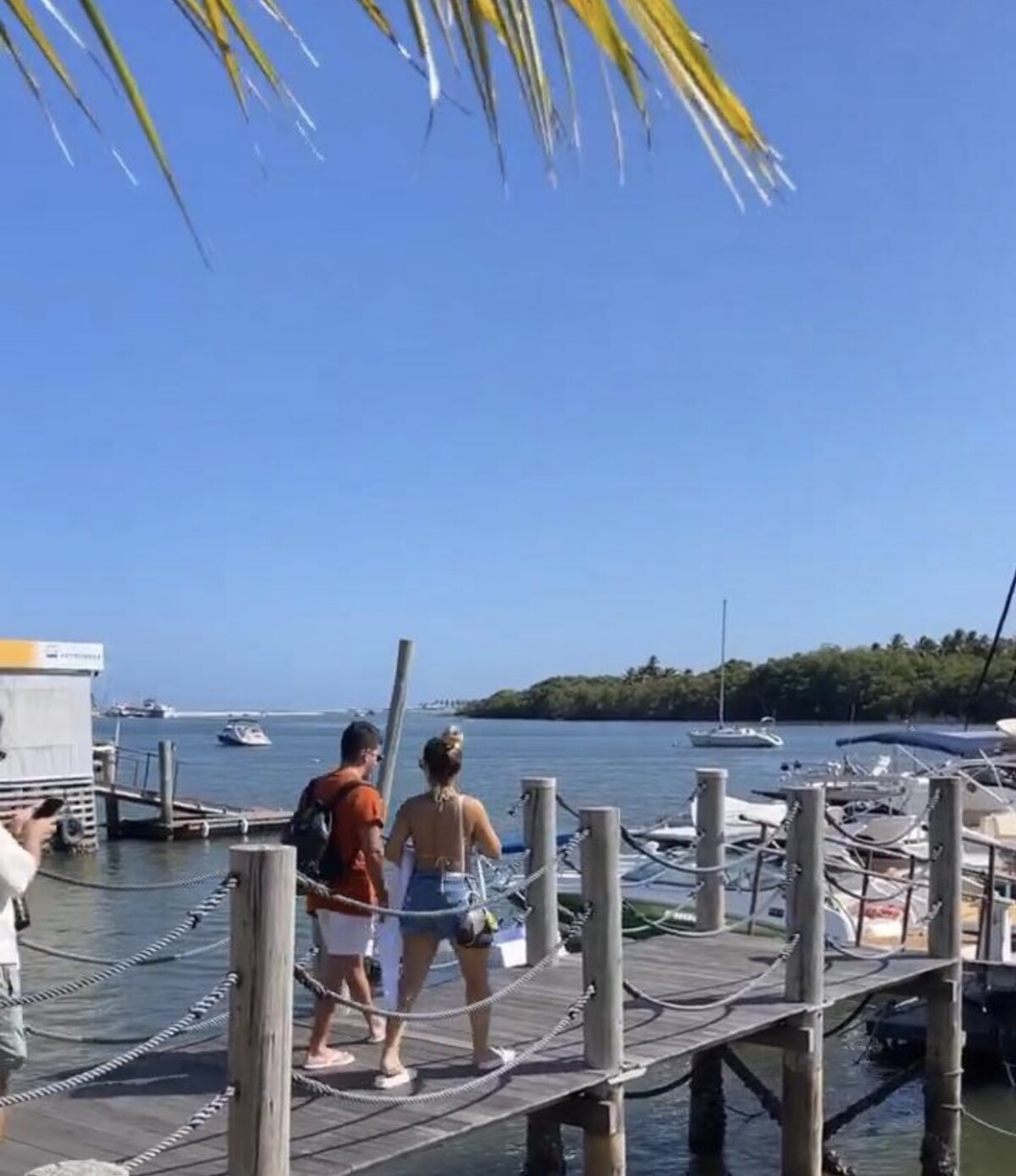 Foto: Deolane Bezerra e Arthur Aguiar aparecem caminhando juntos em um ... Foto: Deolane Bezerra e Arthur Aguiar aparecem caminhando juntos em um ...
