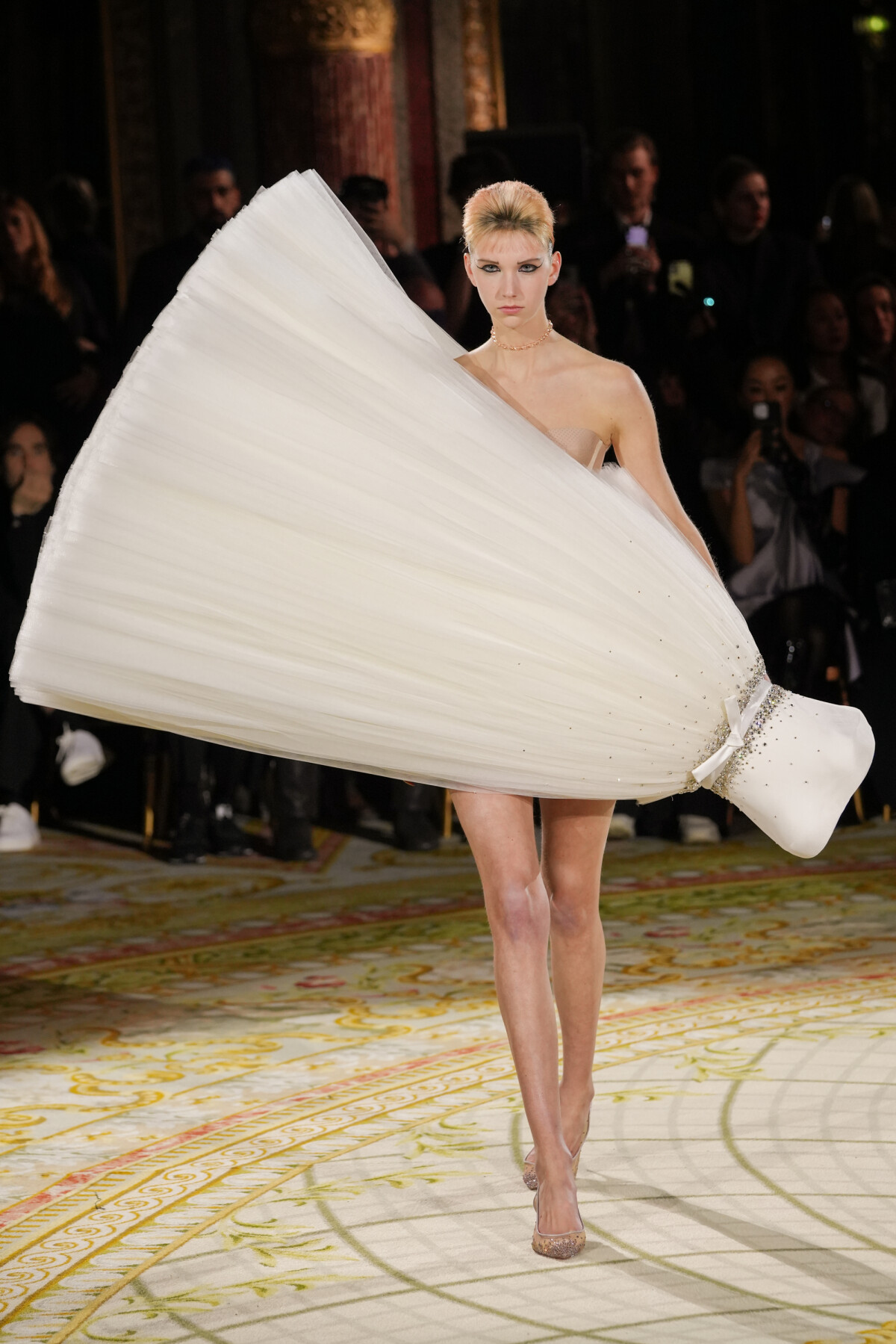 Foto: O toque surrealista do desfile de Viktor & Rolf conquistou ...