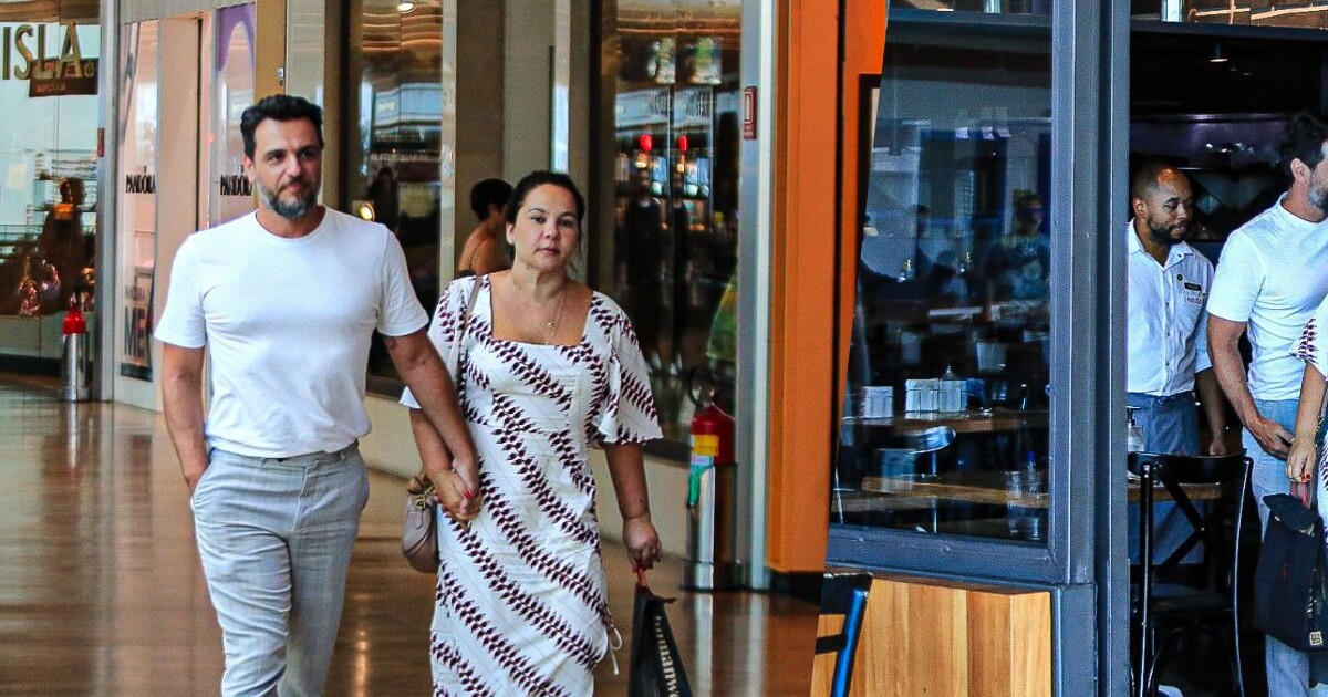 Casalzão! Rodrigo Lombardi e a mulher, Betty Baumgarten, jantam e andam ...