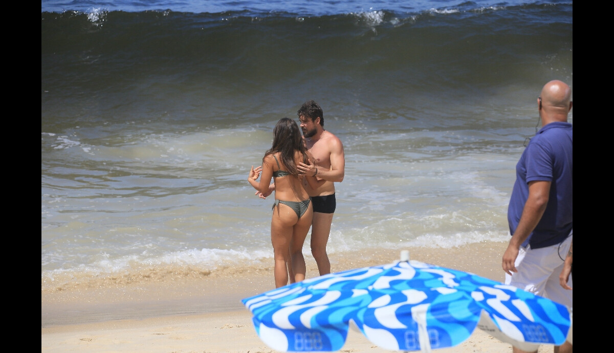 Foto Sergio Guizé E Isadora Cruz Foram à Praia Gravar Cena Da Novela