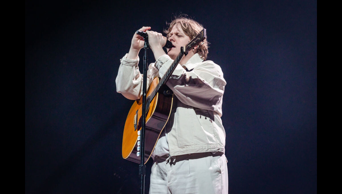 Foto: Lewis Capaldi cantava 'Someone You Loved', seu maior sucesso ...