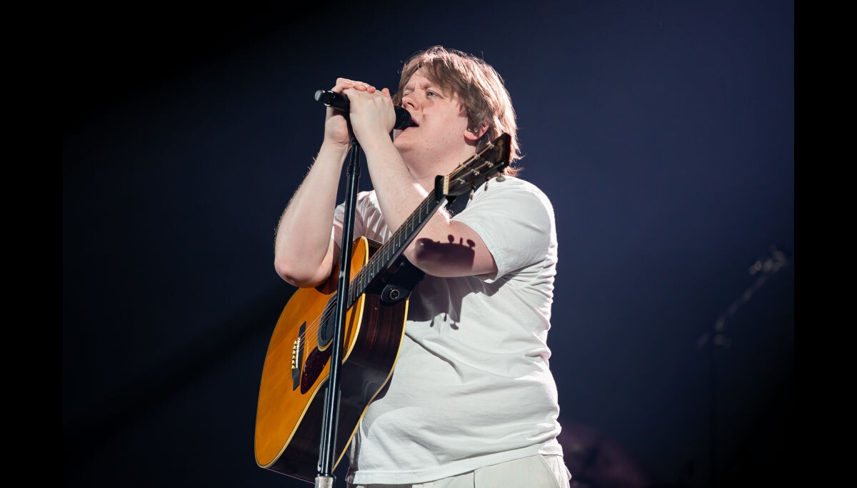 Foto: Lewis Capaldi informou ter a Síndrome de Tourette e, desde então ...