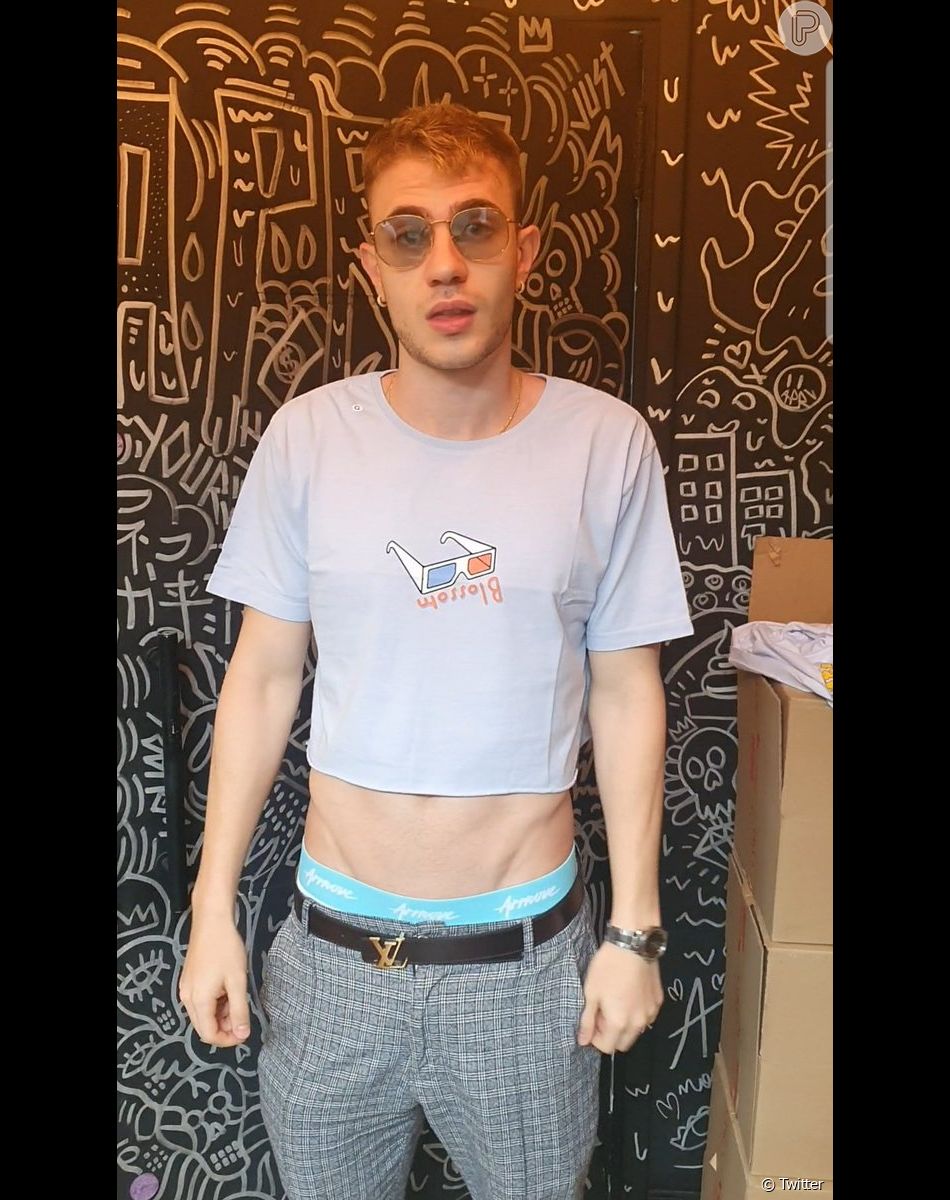 Homens famosos de cropped e com barriga de fora: veja 20 fotos de ...