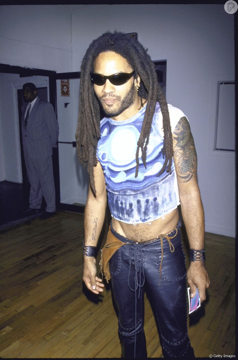 Homens famosos de cropped e com barriga de fora: veja 20 fotos de ...