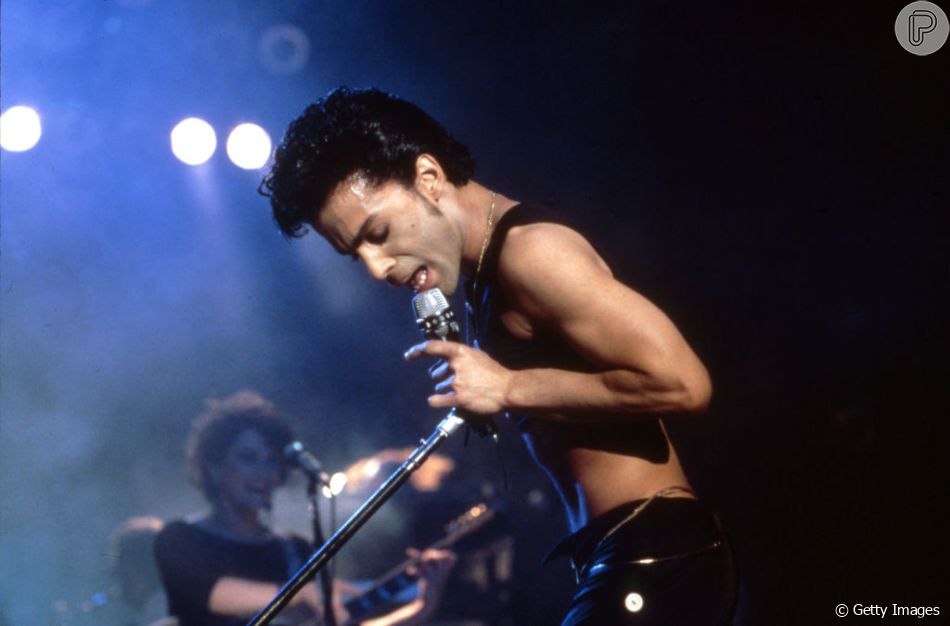 Homens famosos de cropped e com barriga de fora: veja 20 fotos de ...