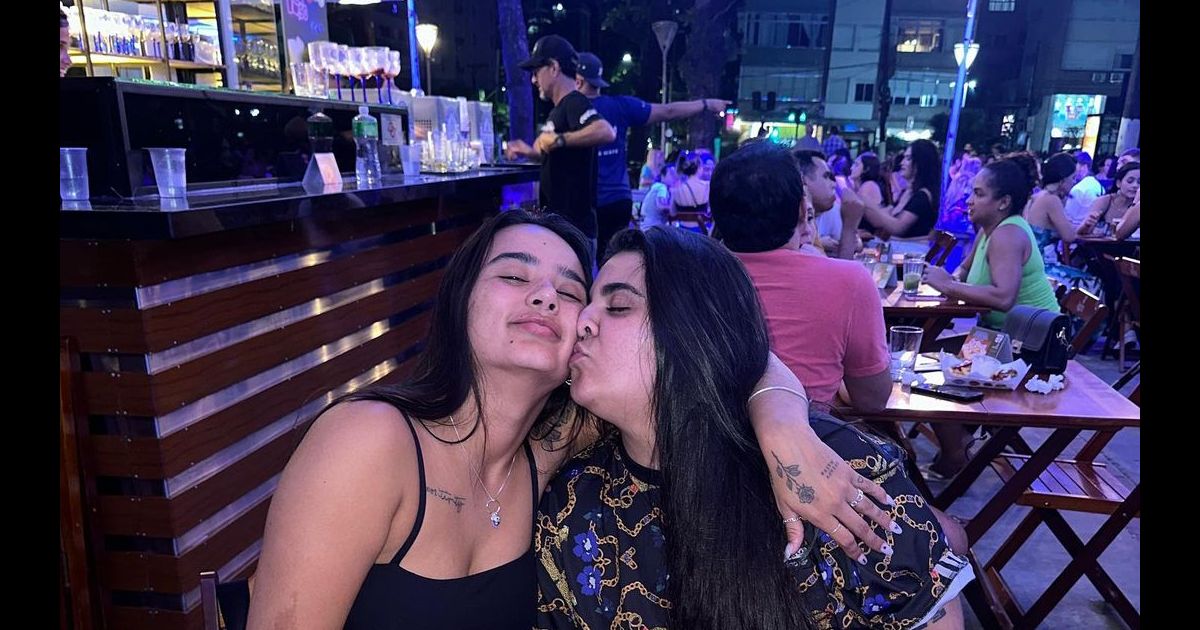 Yasmin Santos e namorada viviam outras relações quando se conheceram ...