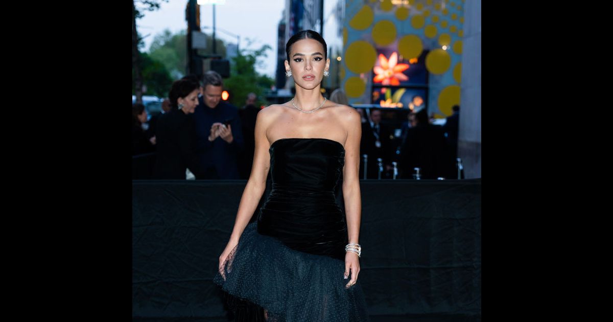 Bruna Marquezine usou vestido tomara que caia preto com franjas em tule ...