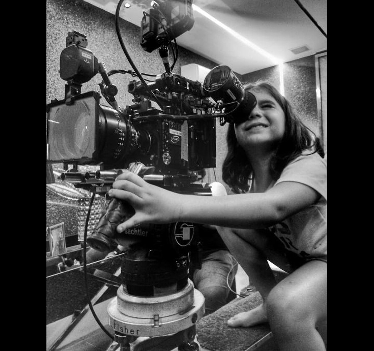 Foto: Em um dos registros, filha de Deborah Secco aparece operando uma ...