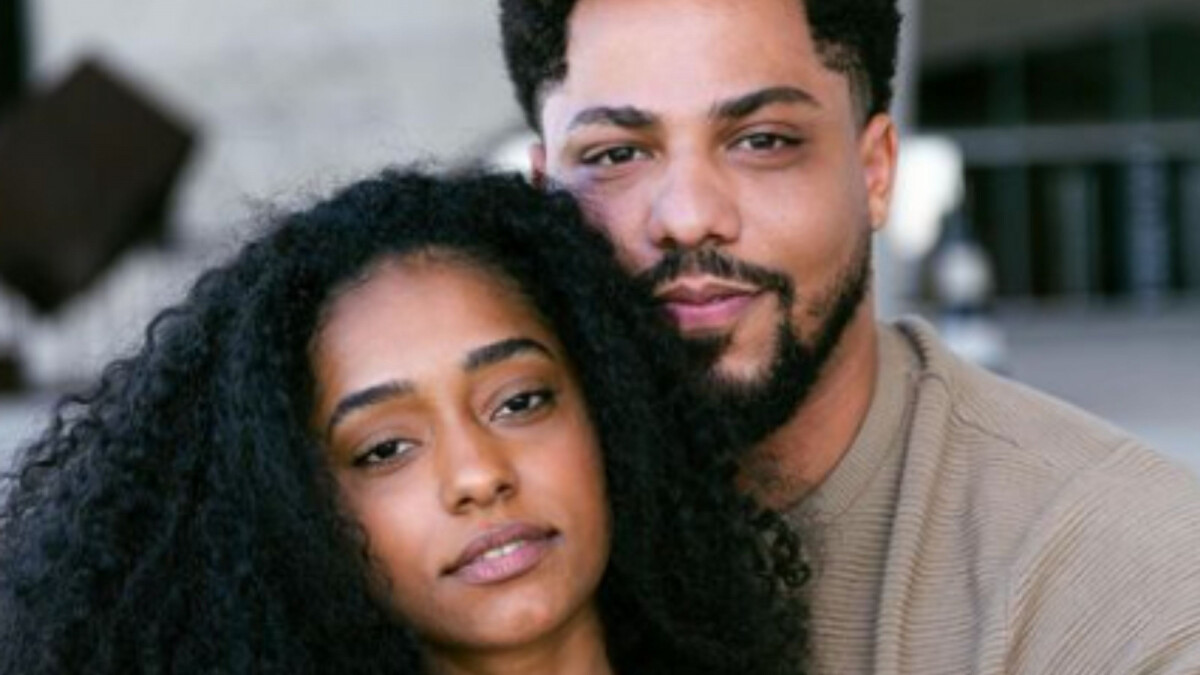 Foto: O ator Matheus Dias lamentou a morte precoce da atriz Isis ...