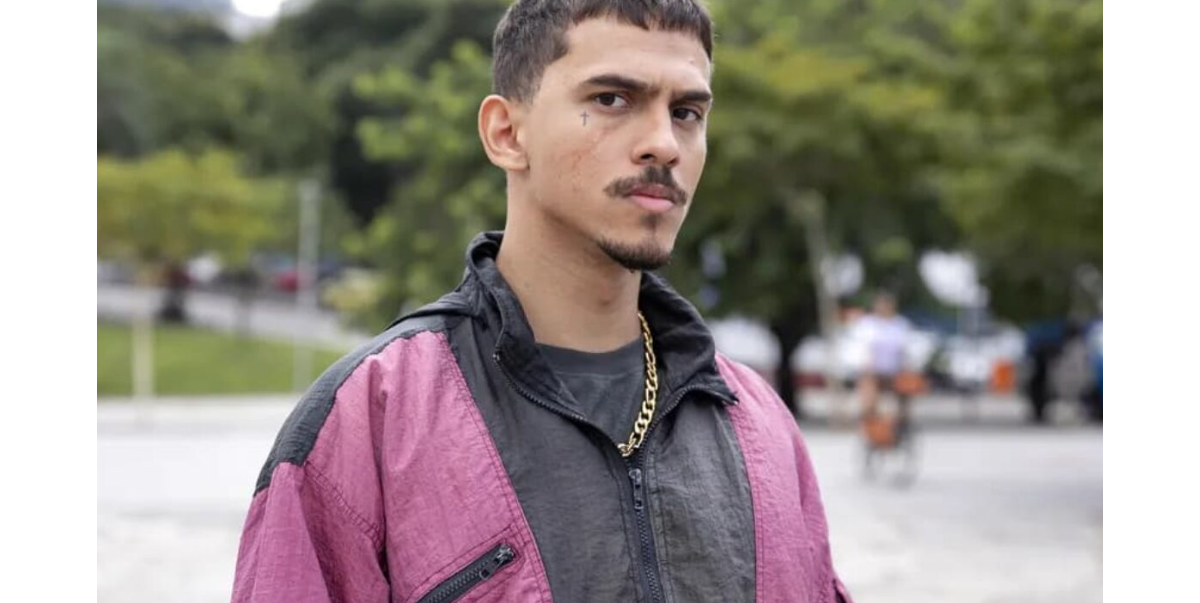 Foto: Merreca (Ruan Aguiar) filma Pascoal (Juliano Cazarré) atrás do ...