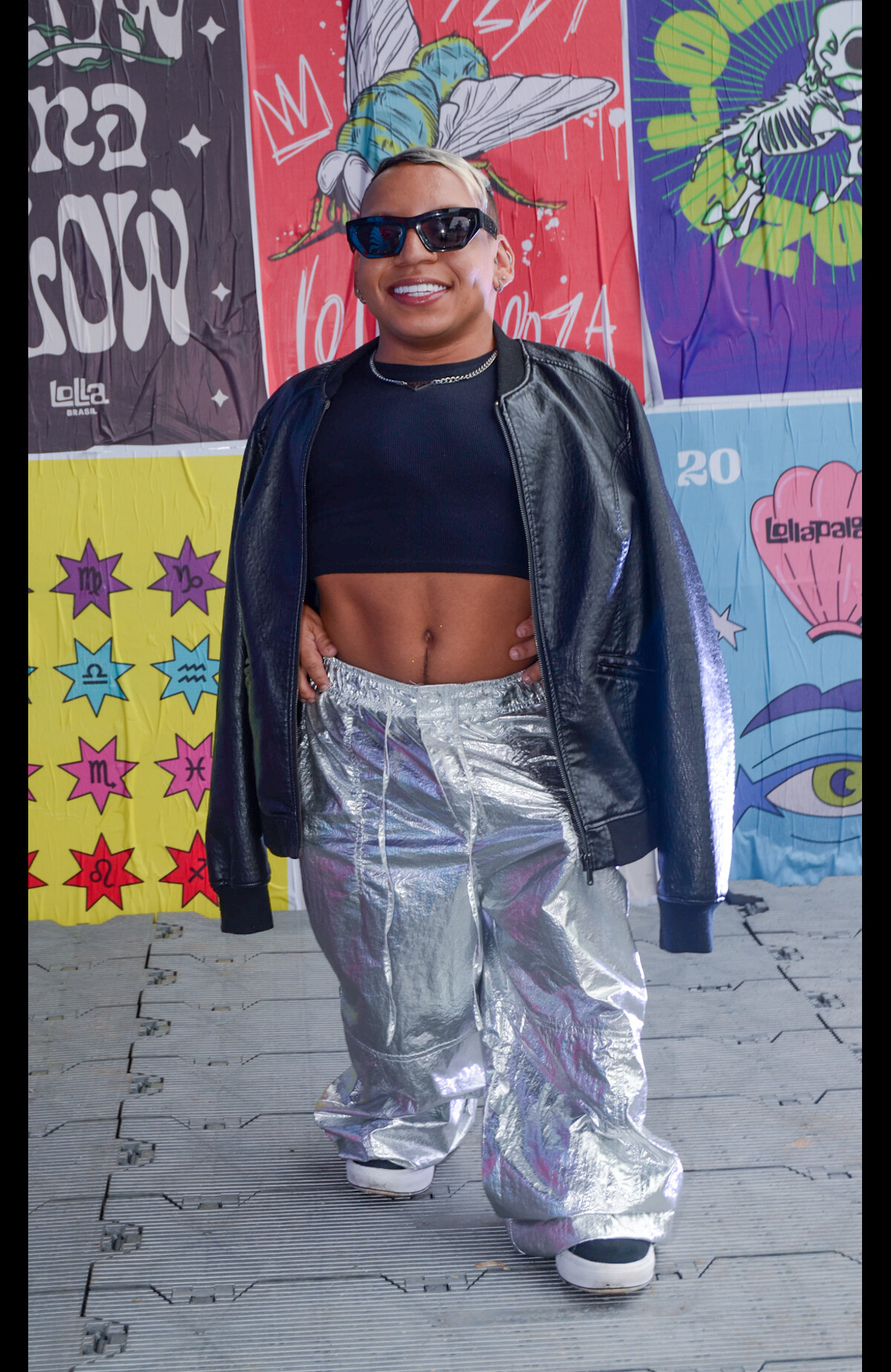Foto: Lollapalooza 2024: Tokinho combinou uima calça brilhante com um ...