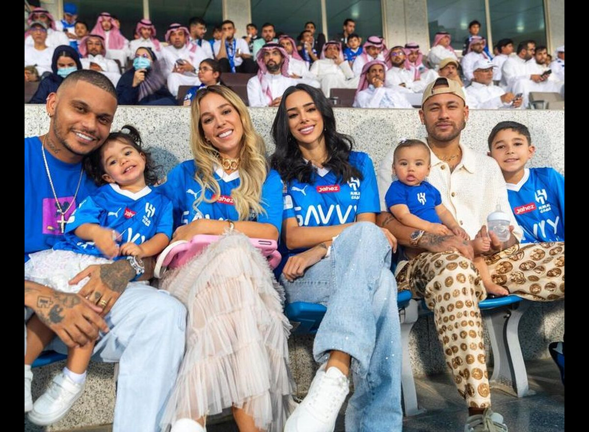 Foto: No dia anterior, Bruna Biancardi e Neymar posaram junto com Mavie ...