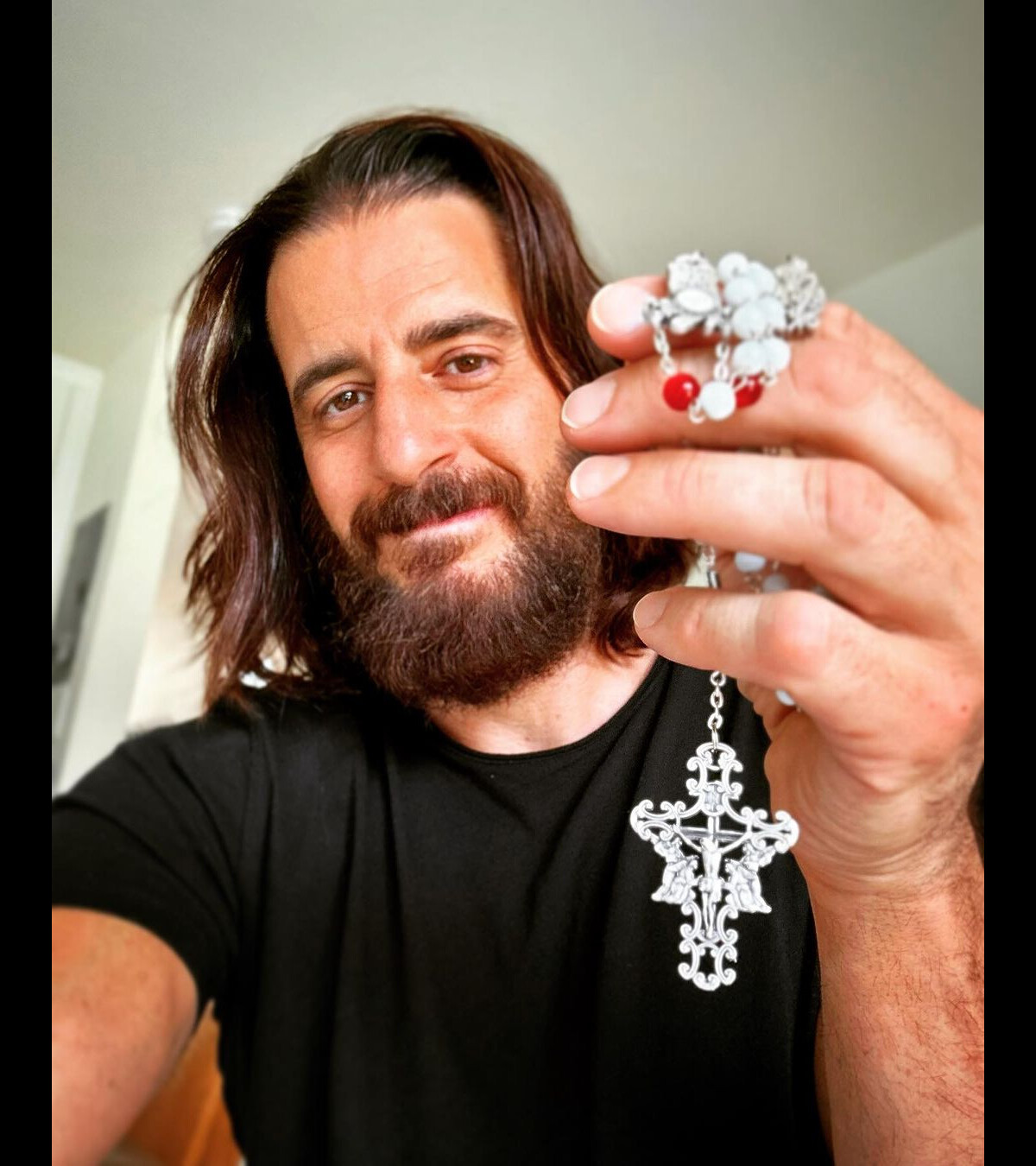 Foto: Jonathan Roumie segue os ensinamentos do catolicismo e os prega ...