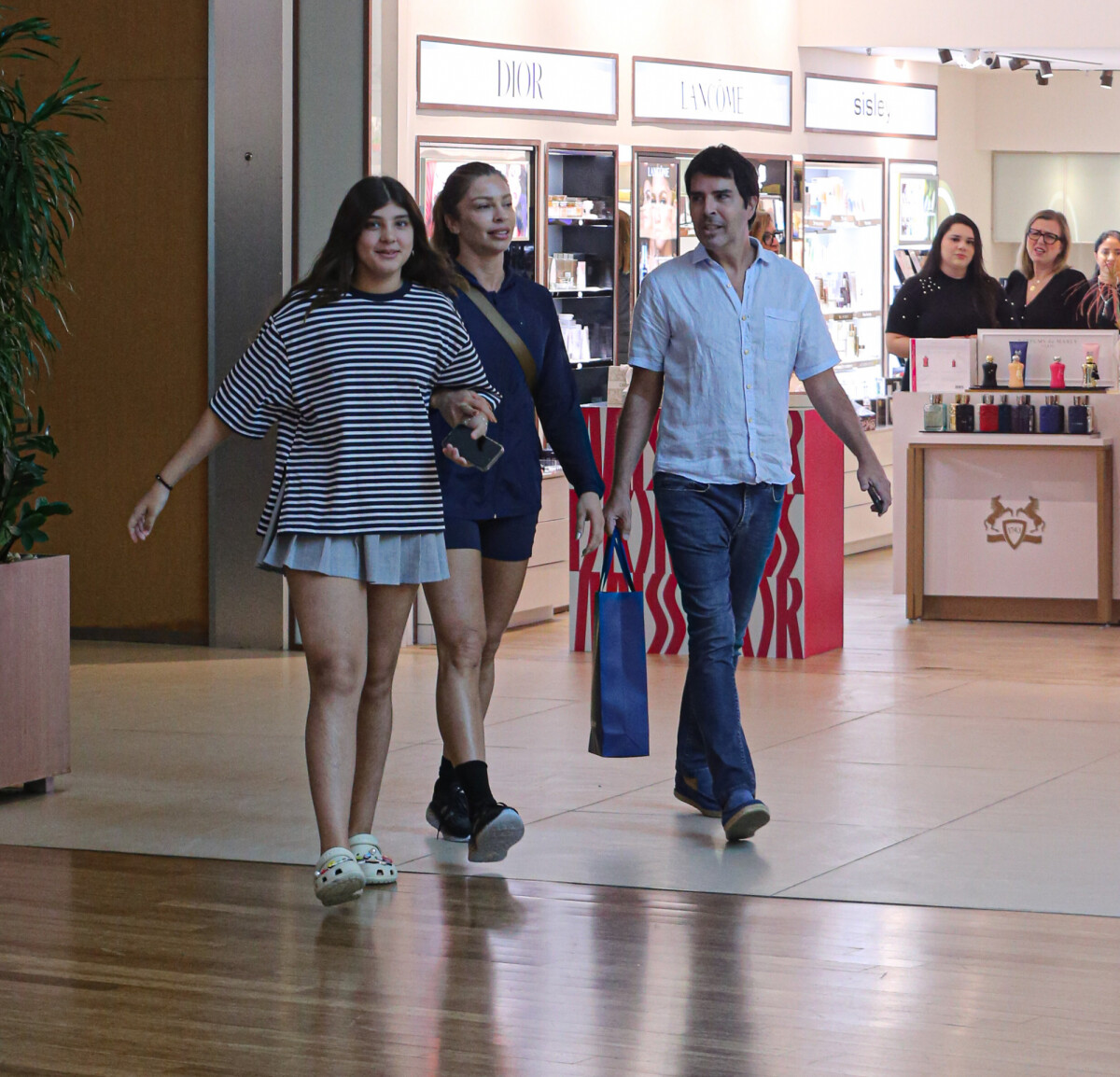 Foto: No shopping, Grazi Massafera e Sofia estavam acompanhadas por ...