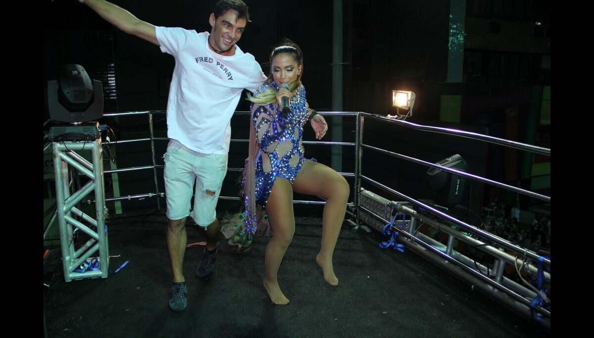 Foto: Anitta dança com Giba em trio elétrico no Carnaval de Salvador ...