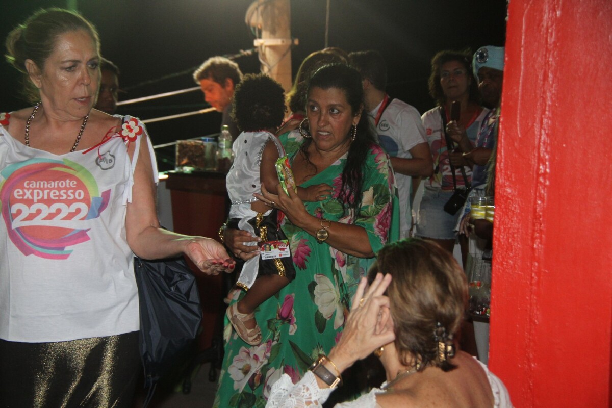 Foto: Regina Casé segura o filho Roque no colo em camarote - Purepeople
