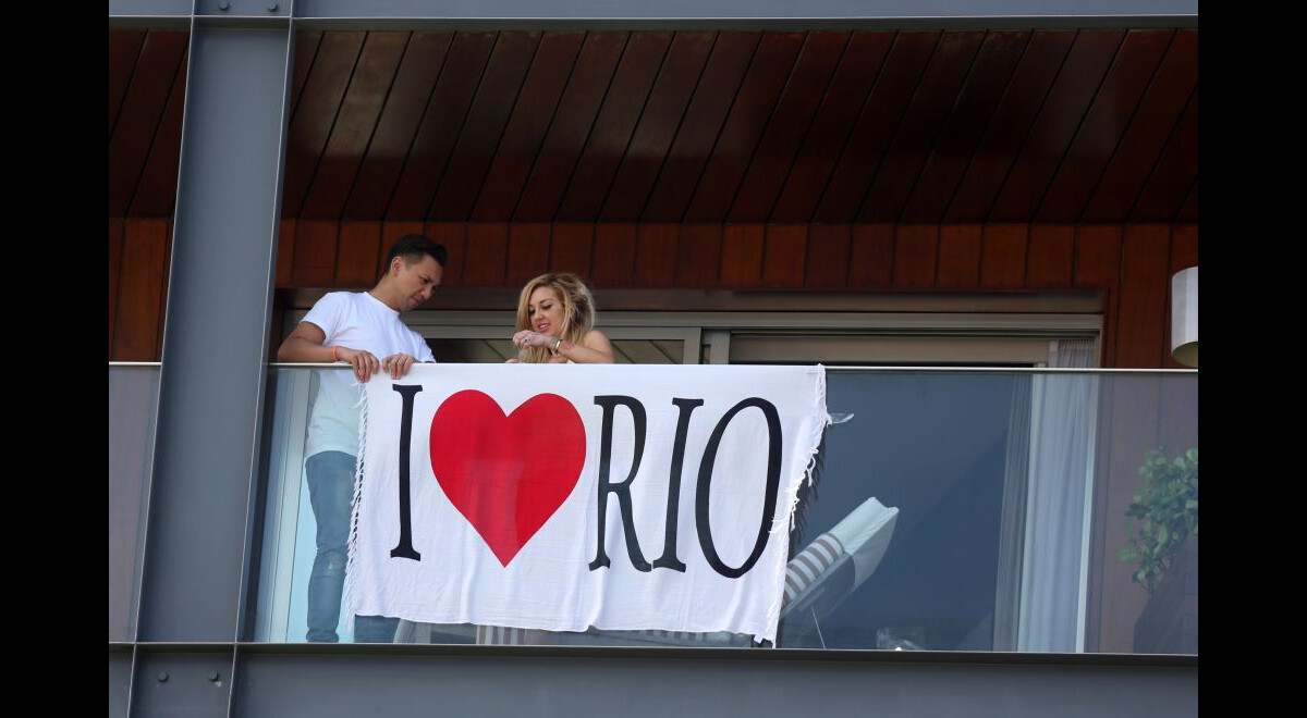 Foto: Equipe de Lady Gaga coloca faixa "I Heart Rio" na sacada (Foto ...