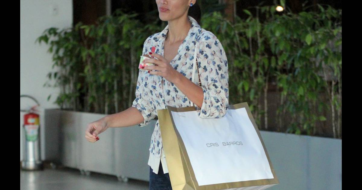 Débora Nascimento, de 'Alto Astral', toma sorvete e deixa pernas à ...