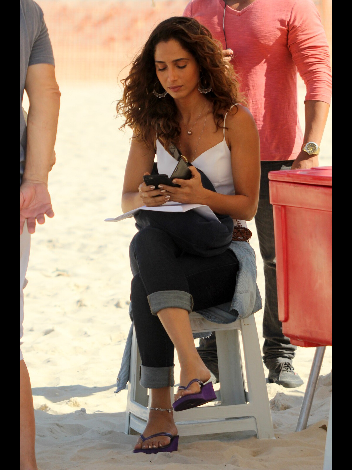 Foto: Camila Pitanga consegue uma sombra e checa o celular no intervalo ...