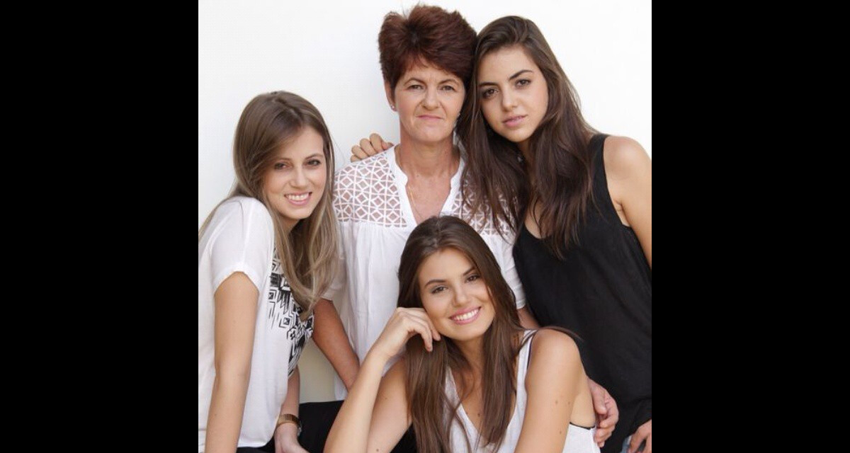 Foto: Camila Queiroz com as irmãs Melina (à esquerda) e Caroline (à ...