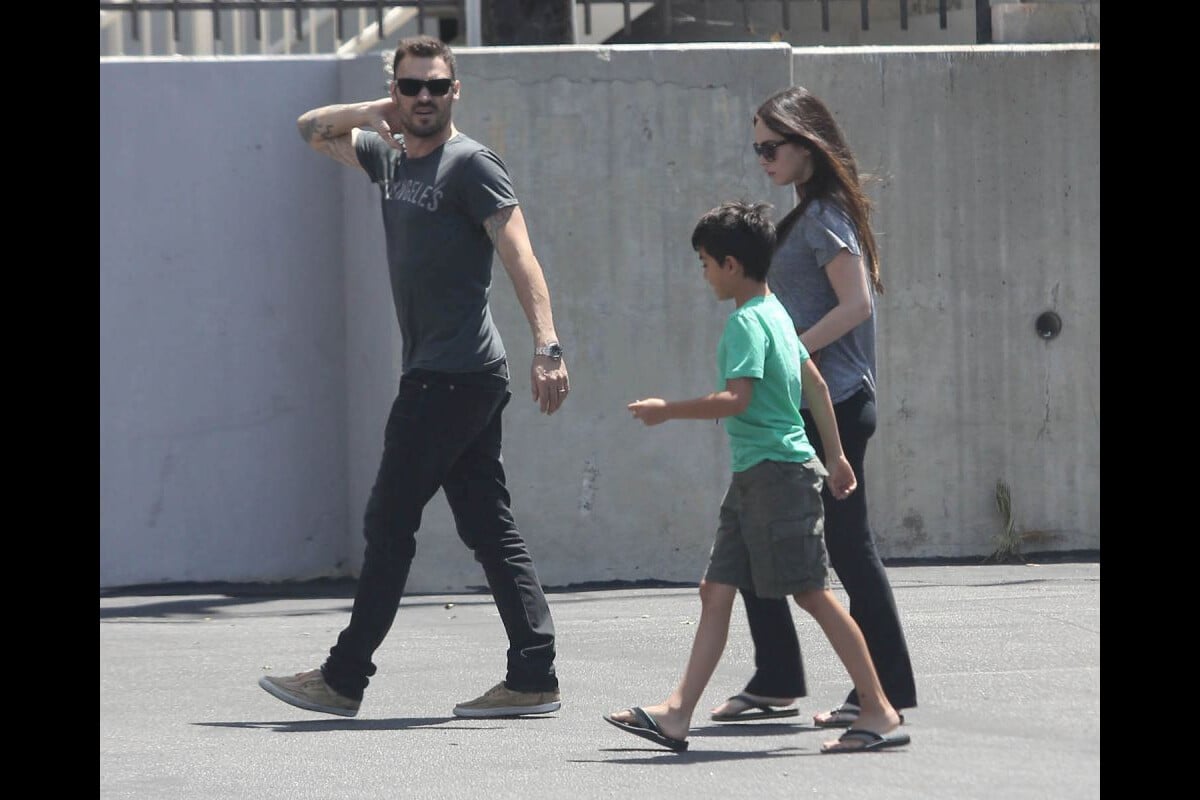 Foto: O casal leva o filho mais velho de Brian, Kash, para passear ...