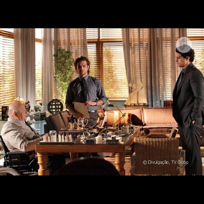 Alberto (Igor Rickli) desconfia de conversa entre Dionísio (Sérgio ...