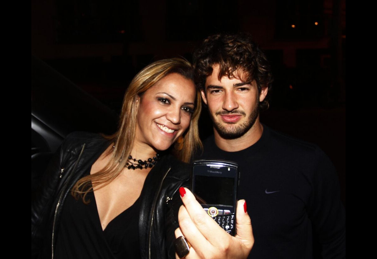 Foto: Alexandre Pato posa para foto com fã em um restaurante de São ...