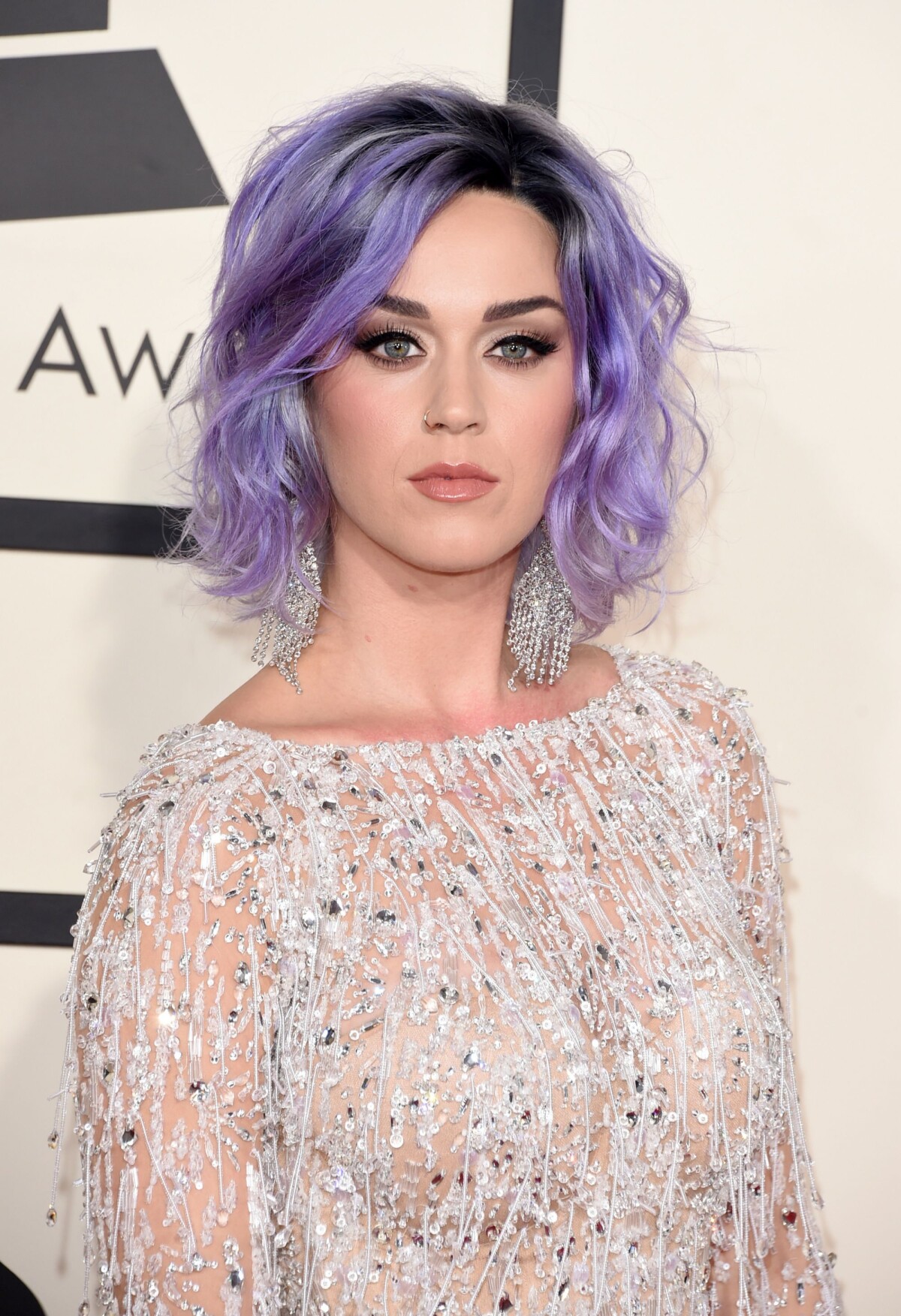 Foto: Katy Perry exibiu piercing no nariz e cabelo em tons de roxo no ...