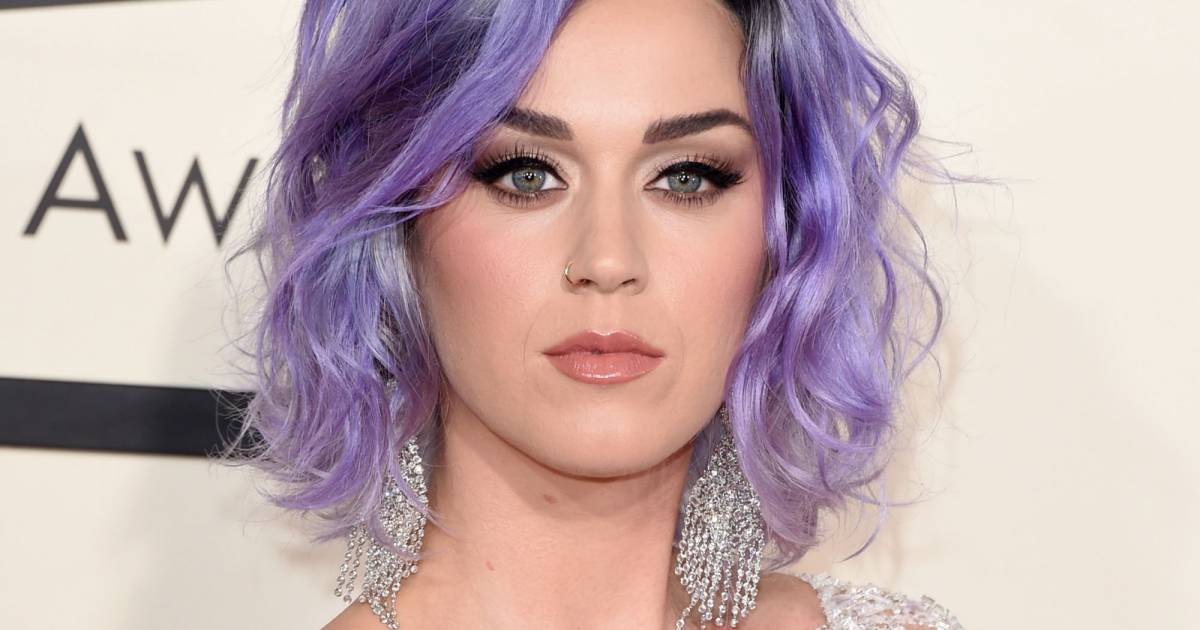 Katy Perry exibiu piercing no nariz e cabelo em tons de roxo no Grammy ...