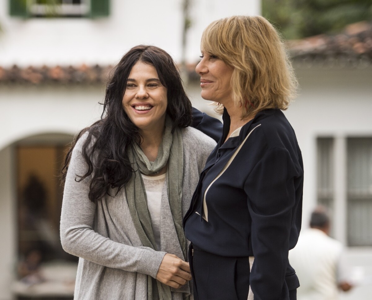 Foto: Nelita (Bárbara Paz) avisa a Nora (Renata Sorrah) que vai sair e ...