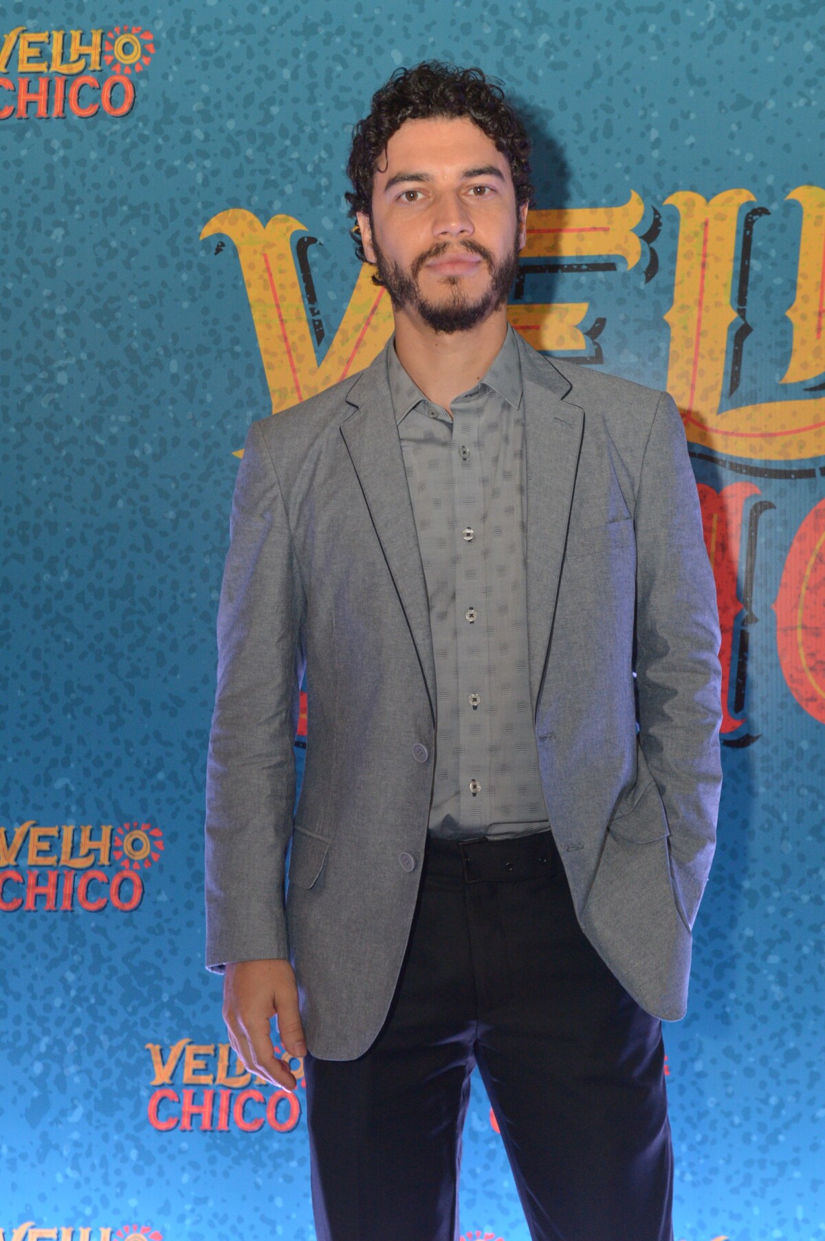 Foto: Martim (Lee Taylor) chega ao sítio em que Leonor (Marina Nery ...