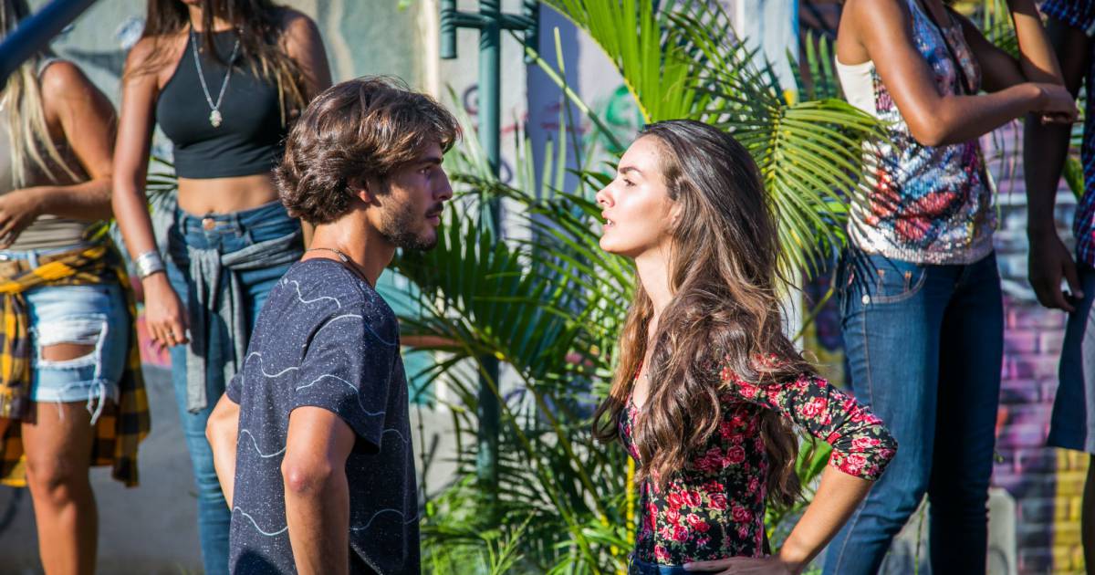 Roger (Brenno Leone) vai insinuar para Luciana que gostaria de namorá ...