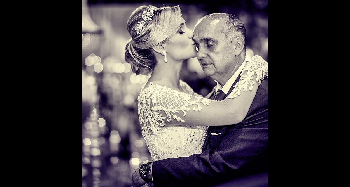 Foto: Isabela Simões manteve foto do dia do casamento ao lado do pai ...