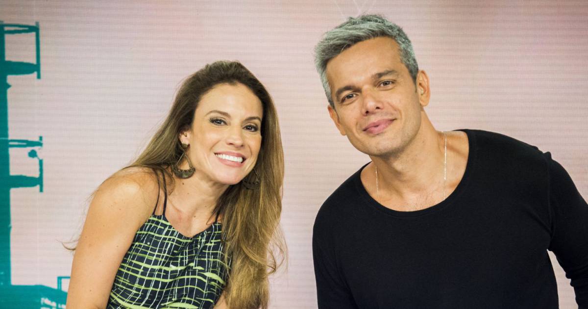 A apresentadora Maíra Charken divide a bancada ao lado do apresentador ...