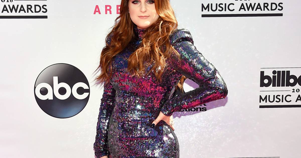 Meghan Trainor chegou ao Billboard Awards 2016 usando vestido de paetês ...