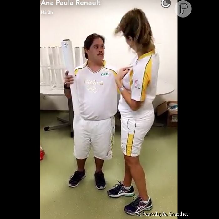A ex-BBB Ana Paula Renault recebeu a tocha de um jovem com síndrome de ...