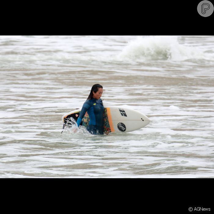 Daniele Suzuki dá show de boa forma em dia de surfe na praia do Recreio ...