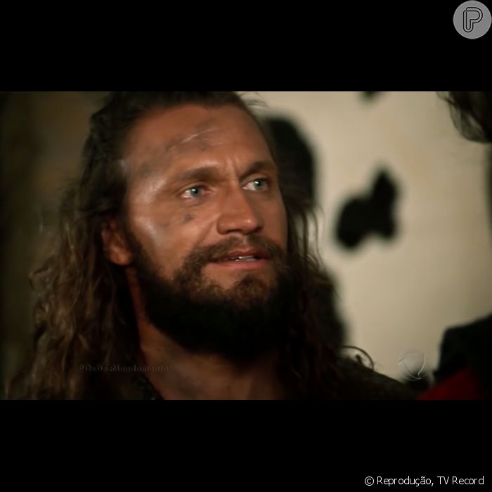 Corá (Vitor Hugo) foi cínico ao ouvir que Arão (Petronio Gontijo) foi ...