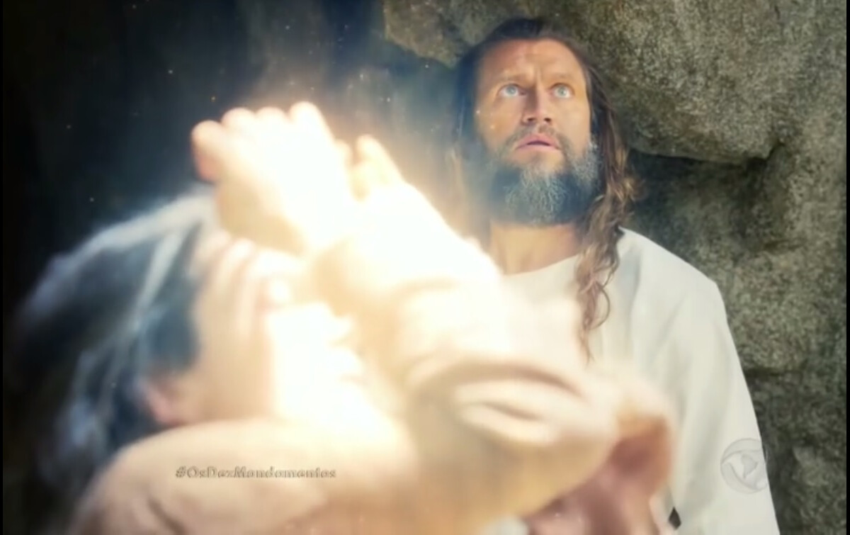 Foto: Corá (Vitor Hugo) voltou a ficar pasmo ao ver Deus curar Miriã ...
