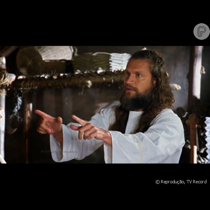 Corá (Vitor Hugo) continuou unindo parte do povo hebreu contra Moisés ...