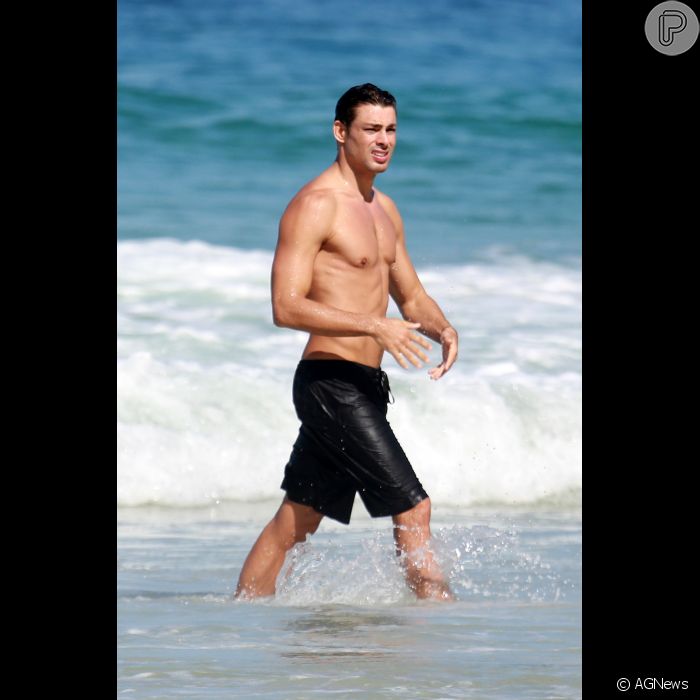 Cauã Reymond sempre chama a atenção pela boa forma, com destaque para o ...